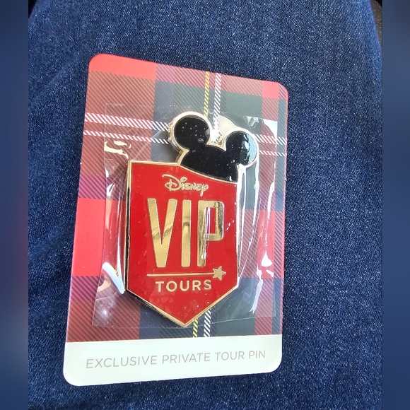 Disney | Accessories | New Disney 0 Exclusive Vip Tours Pin Mickey Ears ...